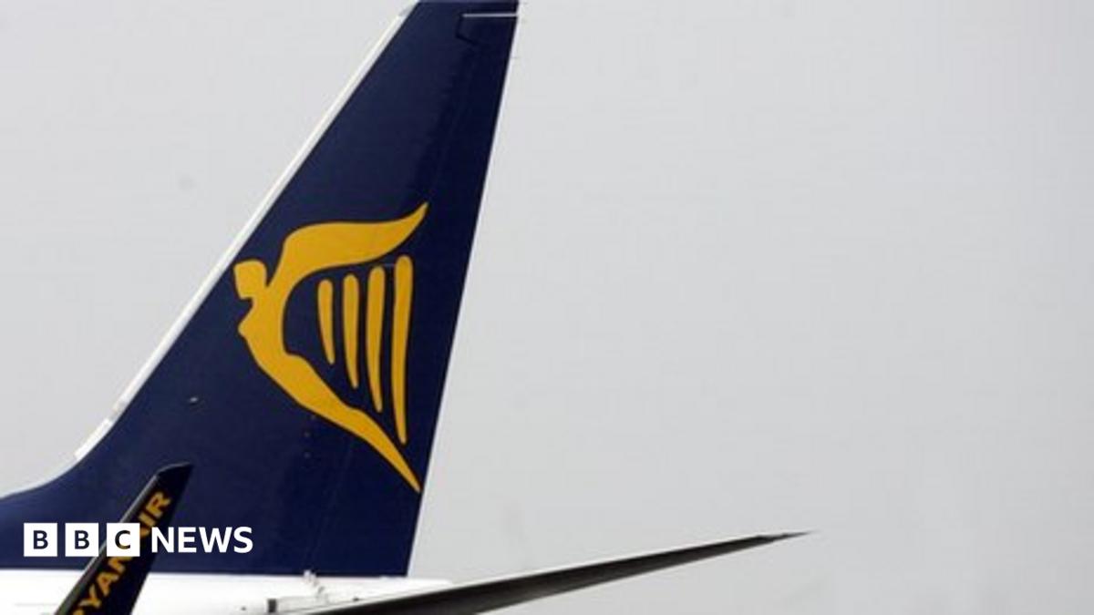Ryanair emergency landings 'followed procedure' - BBC News