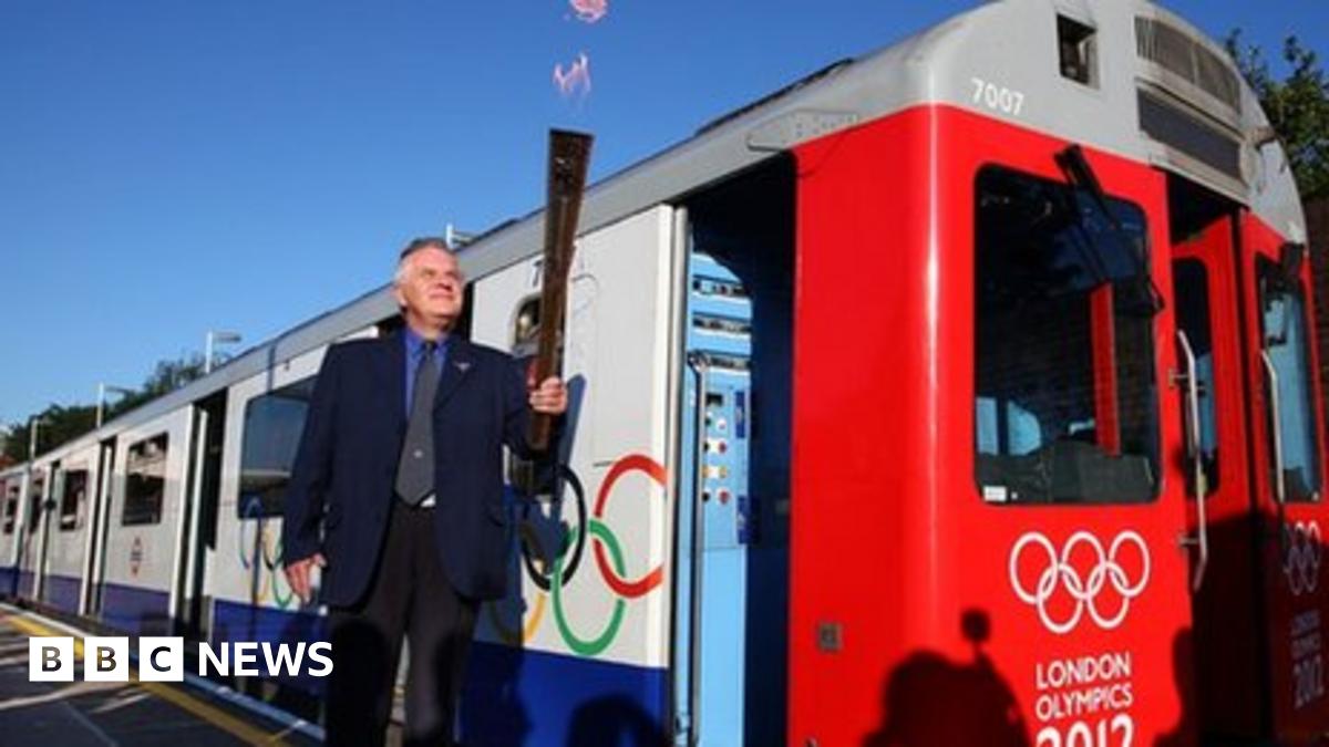Olympic torch: Flame rides on London Underground train - BBC News