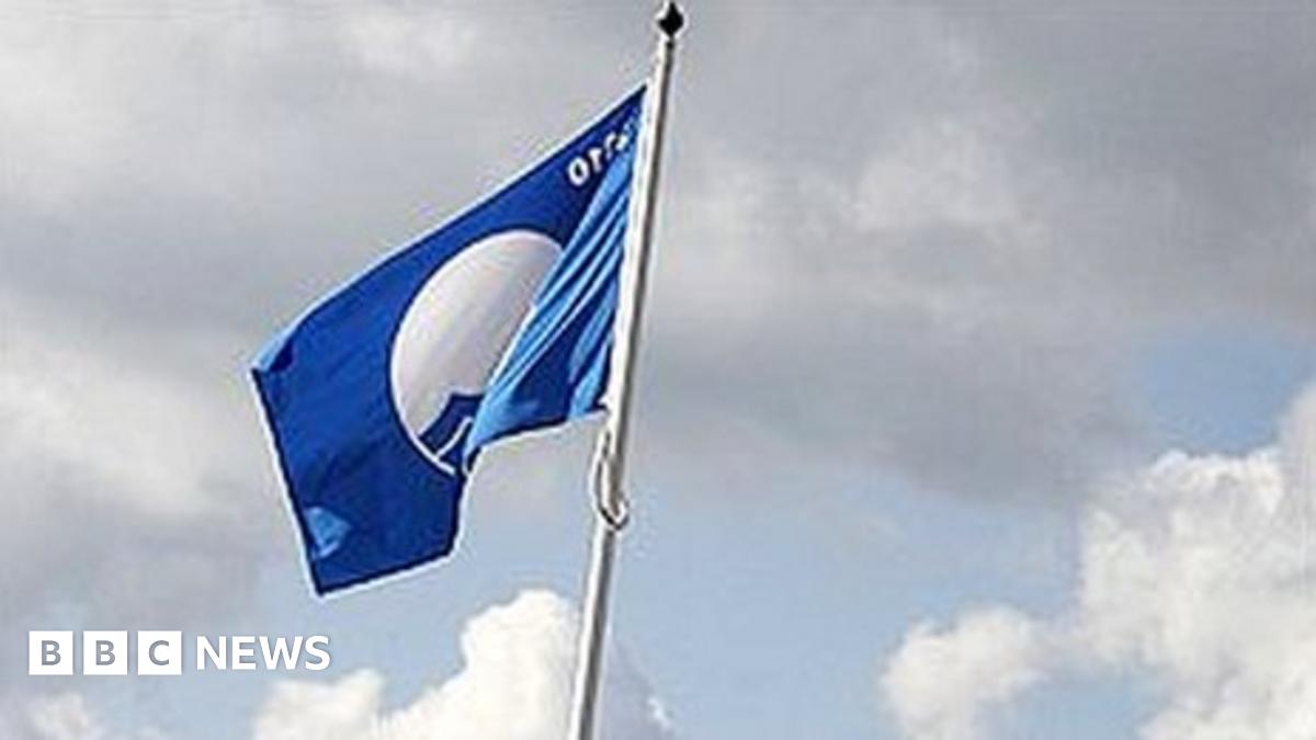 Two Southend-on-Sea beaches lose Blue Flag status - BBC News