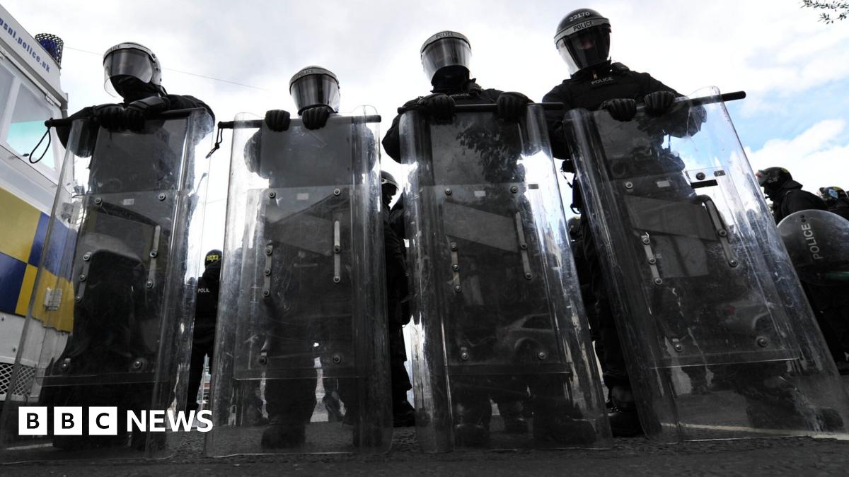 Criminal Justice Inspectorate: Use G8 plan for riots - BBC News