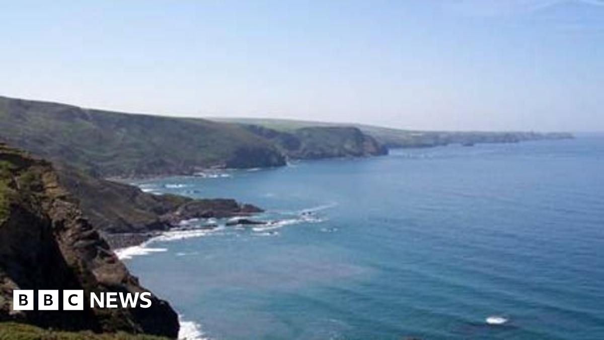 Tractor plunges off Cornwall cliff: Driver escapes unhurt - BBC News