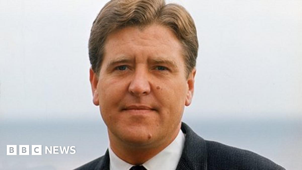 Condolence book opens for Lord Morris of Manchester - BBC News