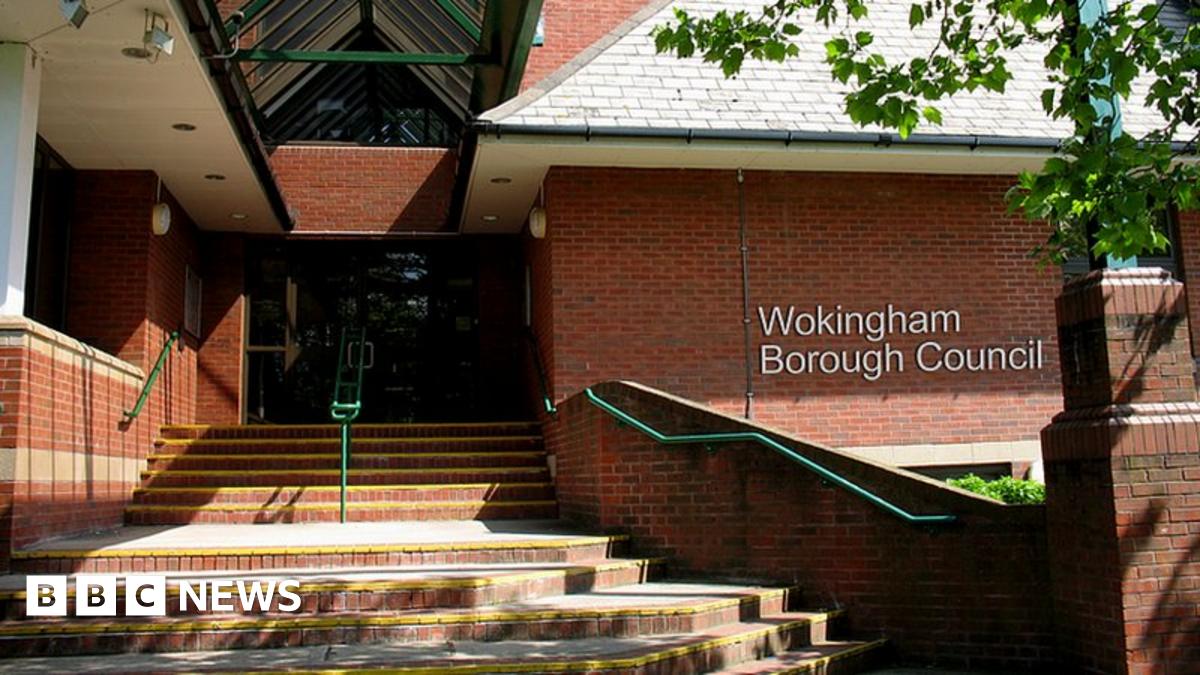 Wokingham borough councillors will get board payments - BBC News