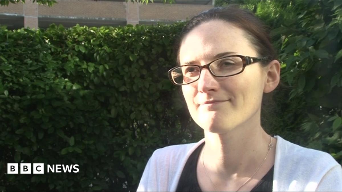 Southampton woman lost sight swimming in contact lenses - BBC News