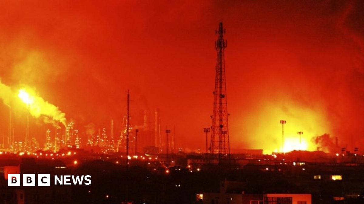 Huge blast stops Venezuela's main oil refinery Amuay - BBC News