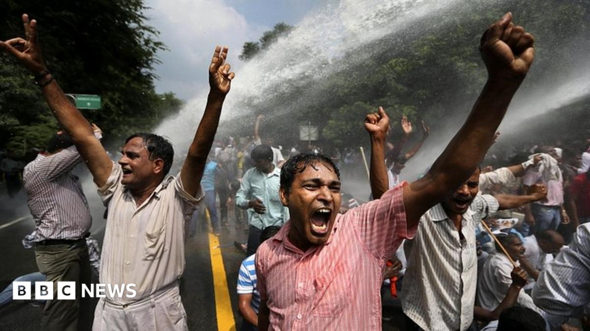 India coal scandal: Hundreds protest against PM Singh - BBC News