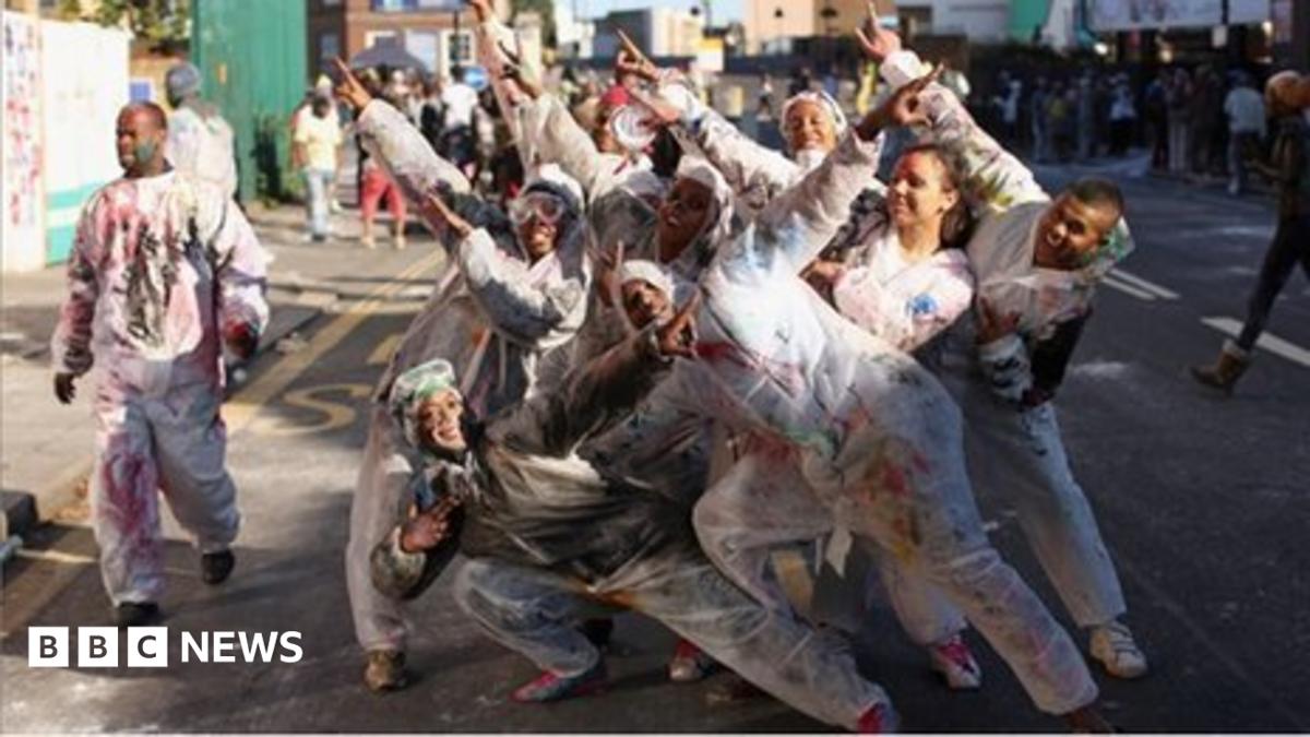Notting Hill Carnival 2012: Man critical after stabbing - BBC News