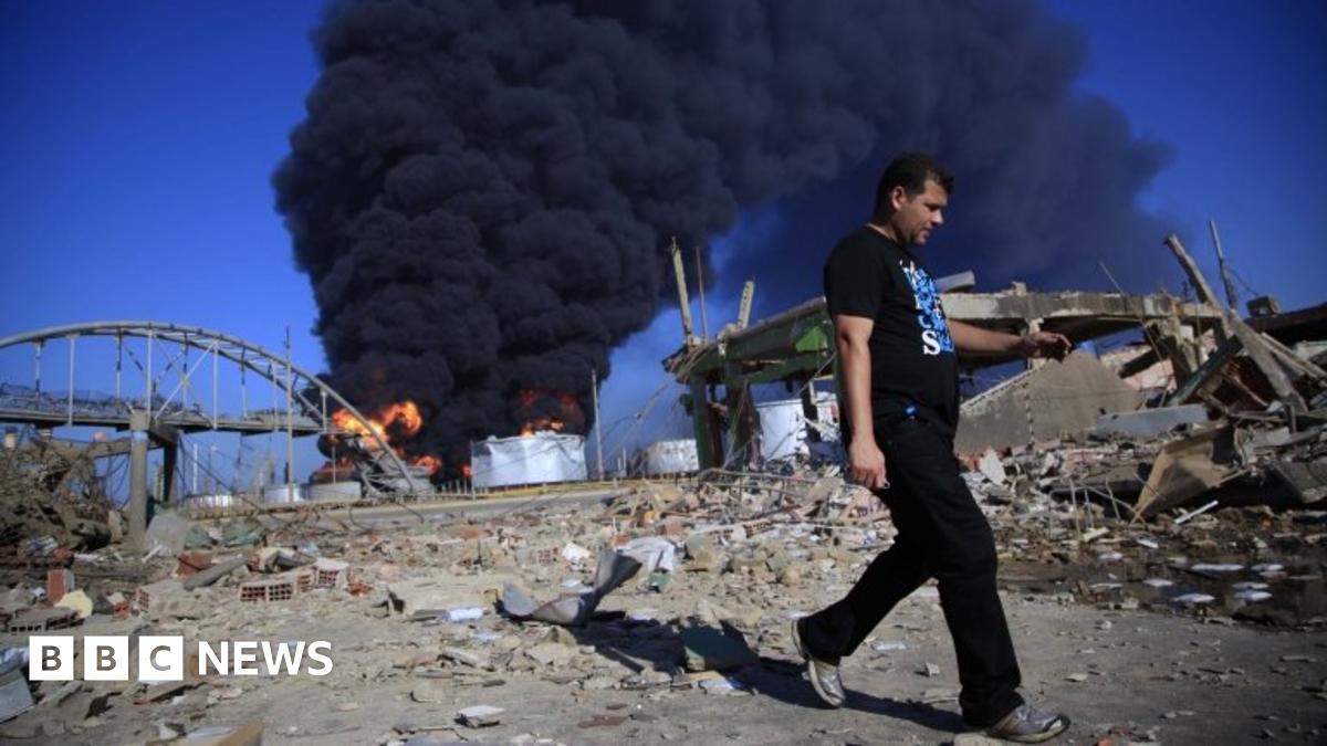 Venezuela Amuay refinery fires still burning - BBC News