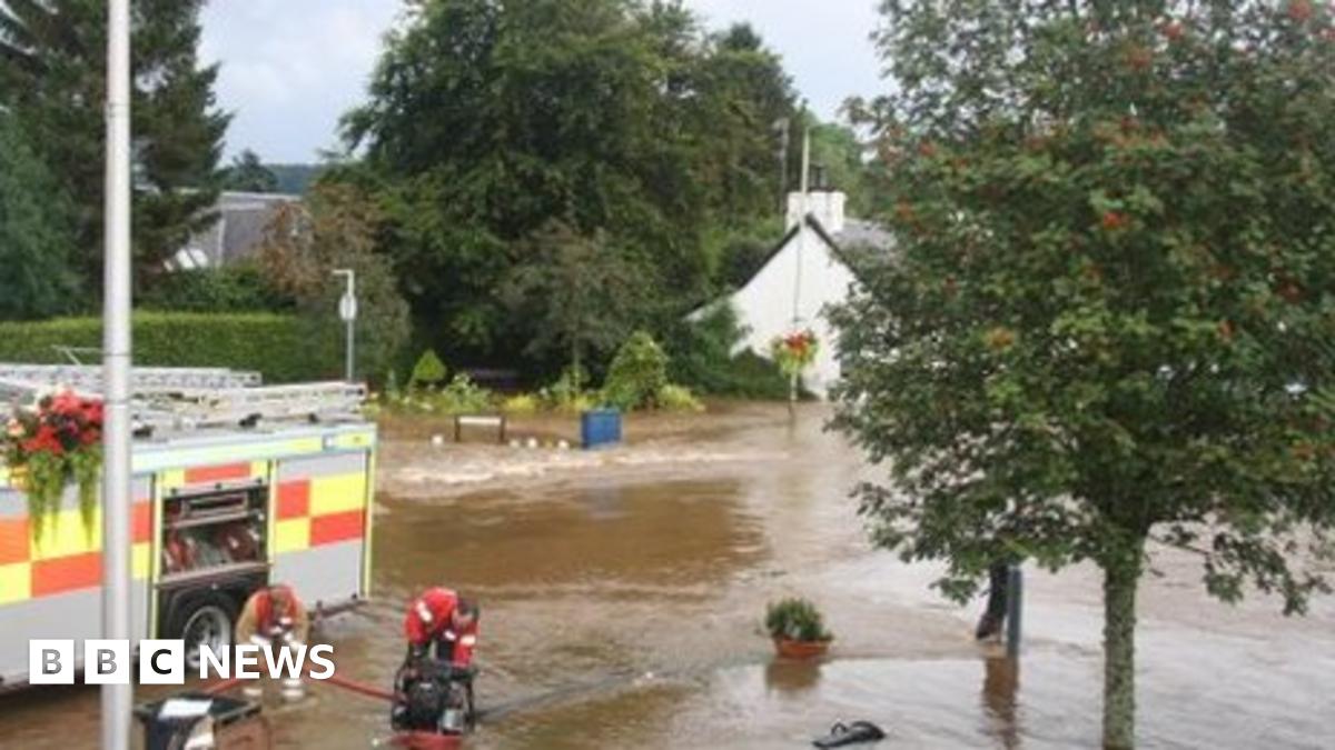 Residents in Comrie begin cleaning up after flooding - BBC News