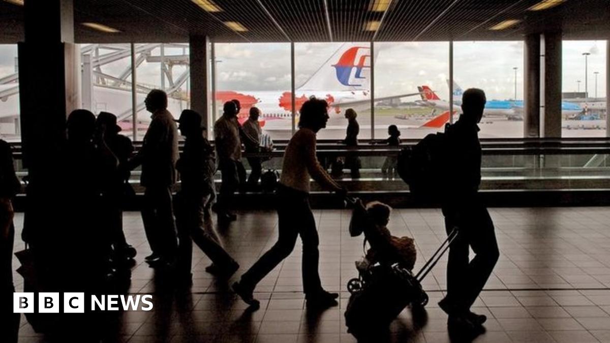 Amsterdam's Schiphol airport 'WWII bomb' detonated - BBC News