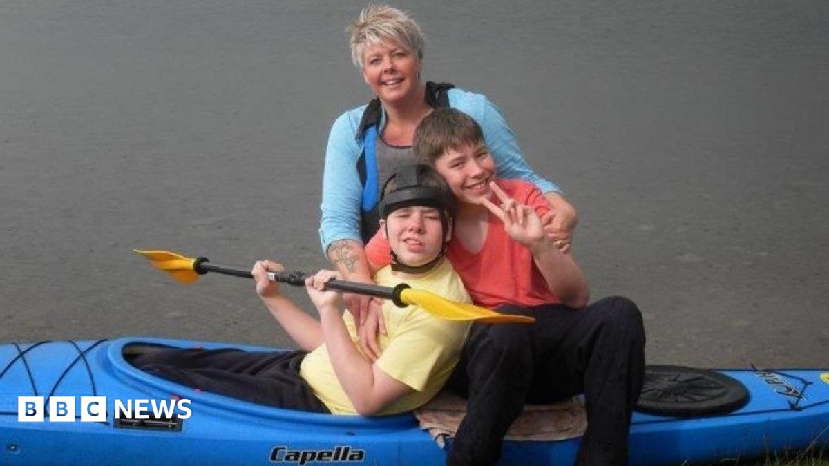 Dawn Raynor's Lake District kayak challenge for respite centre - BBC News
