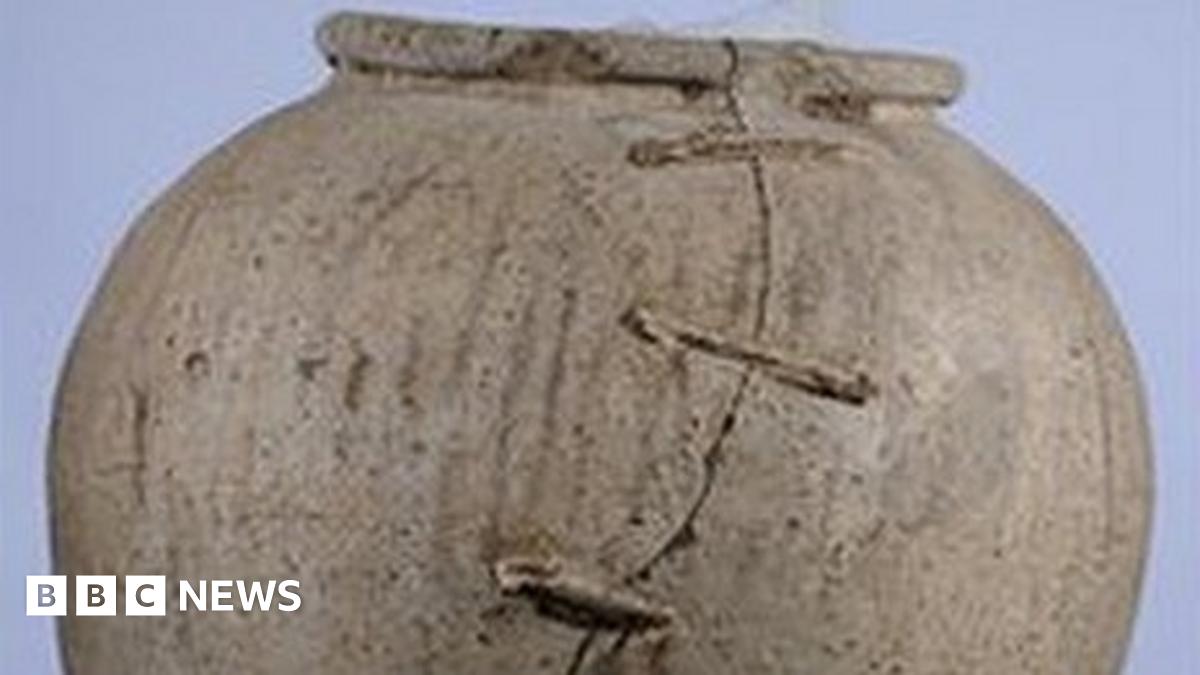 Roman milk pot found near Swindon to go on display - BBC News