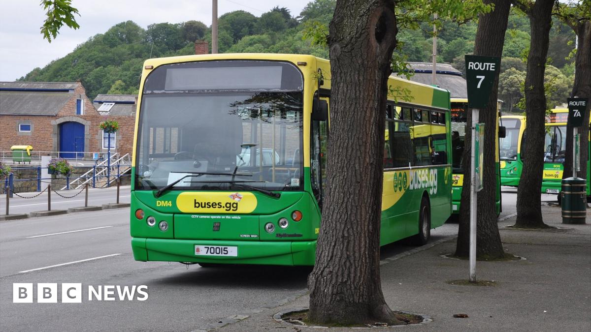 Guernsey bus timetable change 'may end delays' - BBC News