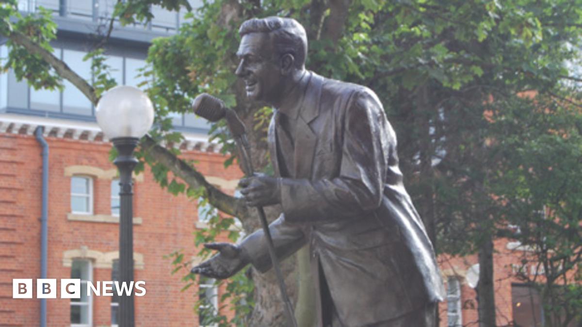 David Whitfield statue unveiled in Hull - BBC News