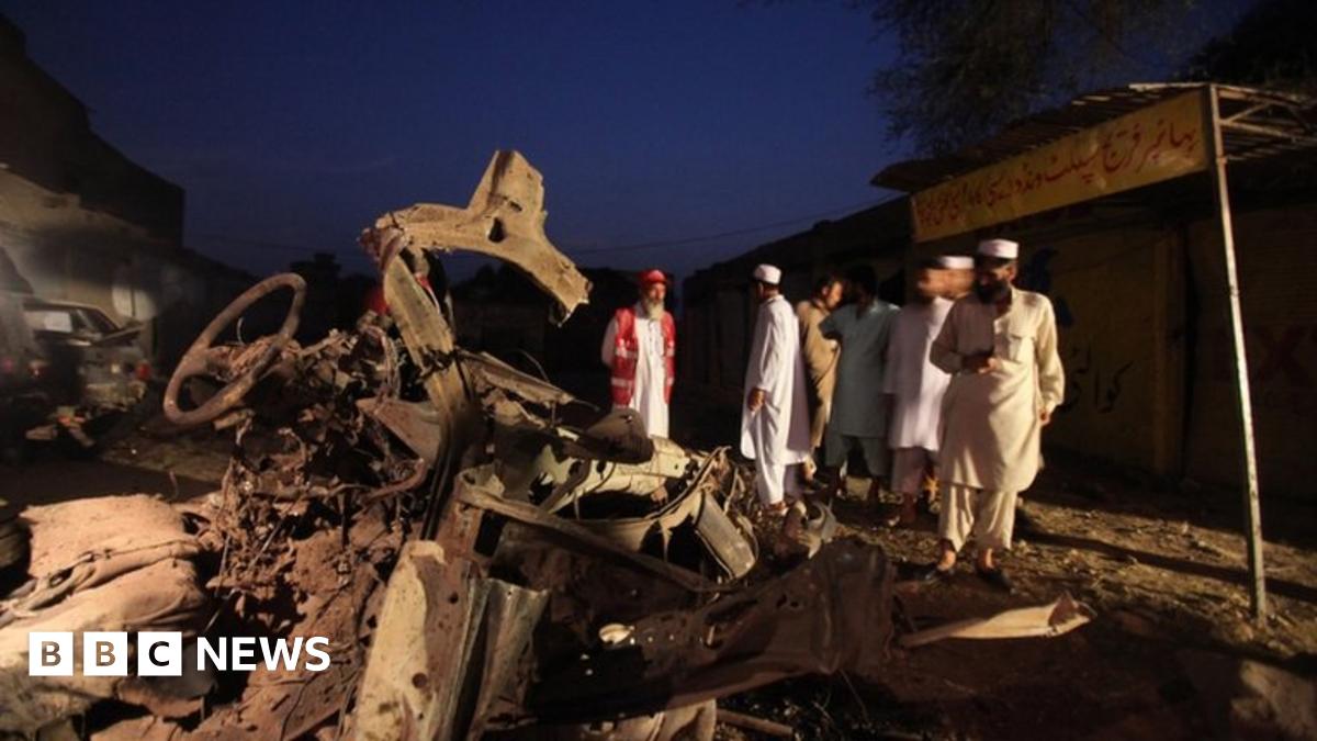 'Car bomb' explodes in Peshawar market - BBC News