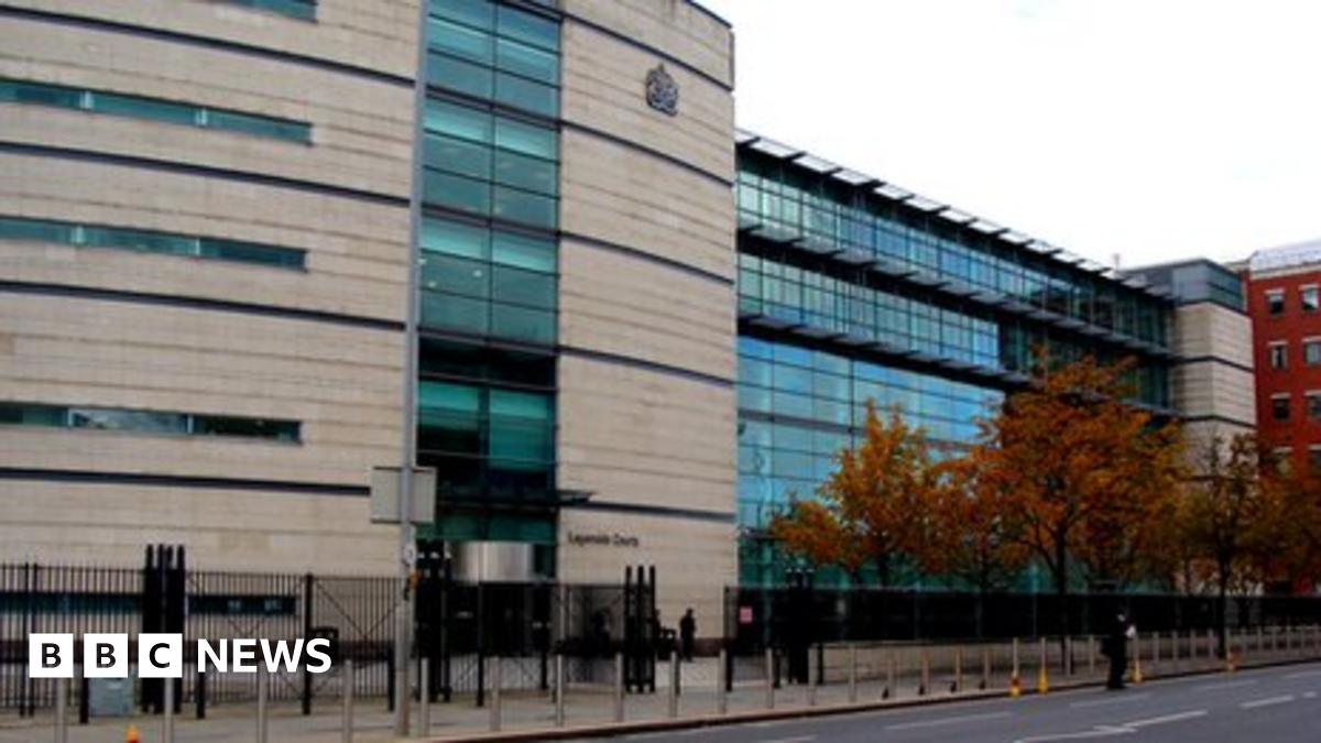 Finbar Kelly and Joseph McNally in court over fake gun - BBC News
