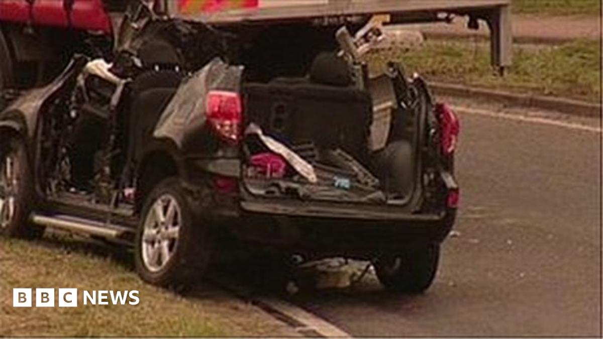 Simon Aylott sentenced after Essex car crash kills wife - BBC News