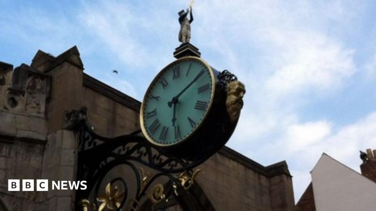 St Martin's clock restored to York's Coney Street - BBC News