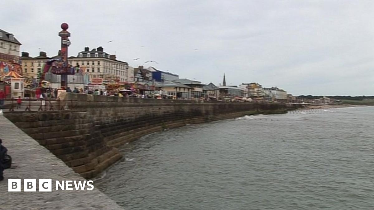 Bridlington sea wall plans approved by council - BBC News