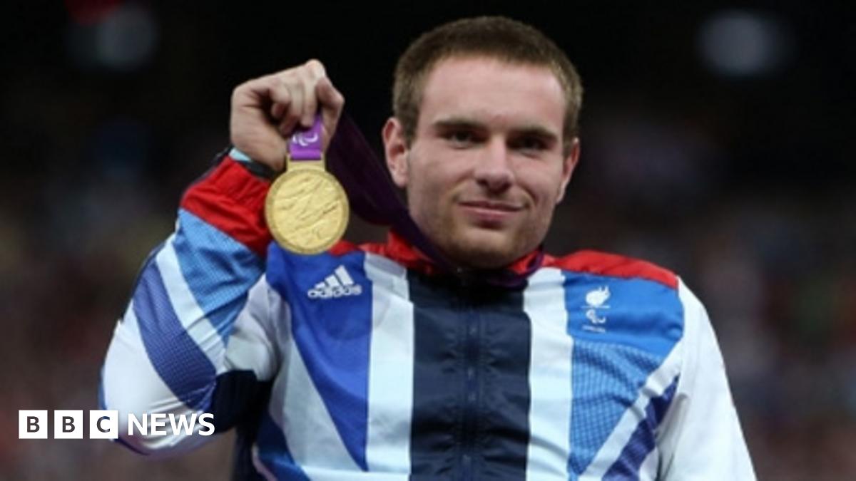 Parents of Paralympian Mickey Bushell hail 'incredible' crowd - BBC News