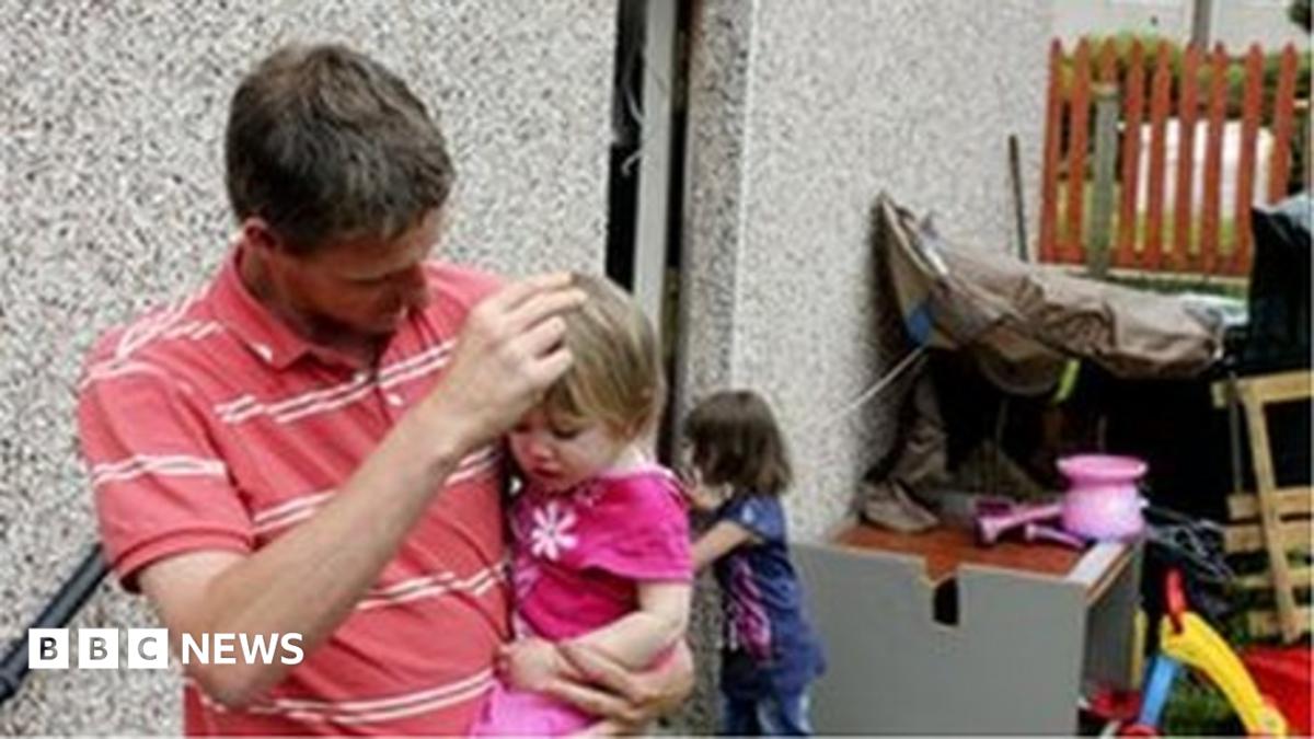 Save the Children urges action for poorest UK children - BBC News