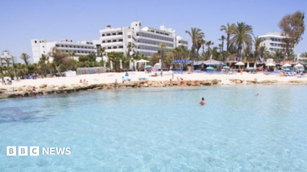 Wayne Smith: Fugitive on Cyprus 'most wanted' list - BBC News