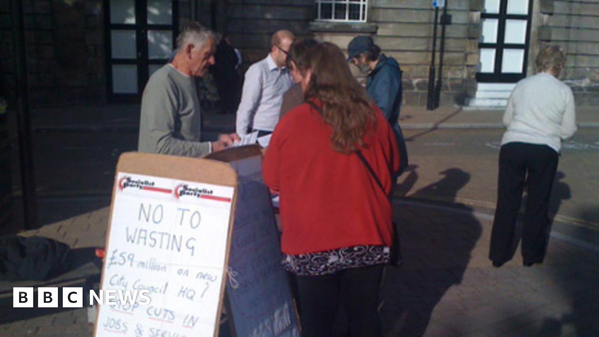 Stoke-on-Trent City Council handed petition over staff move - BBC News