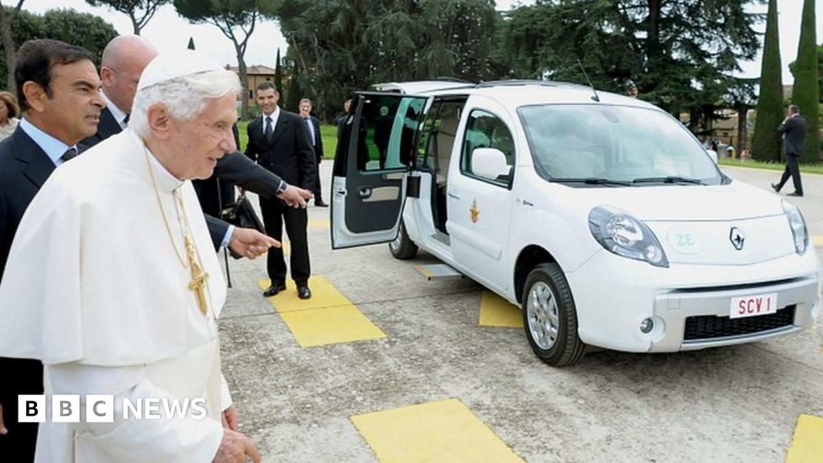 'Green' Pope presented with electric car - BBC News