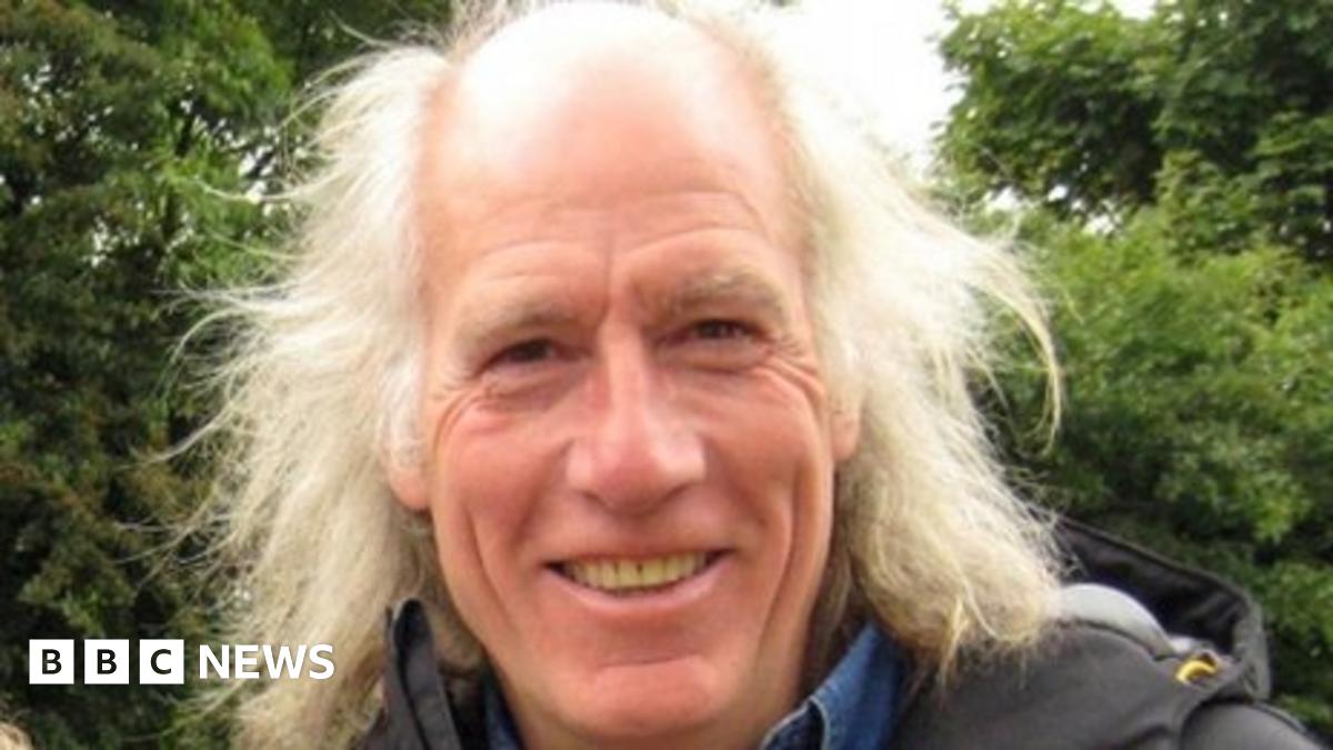 Terry Nutkins, TV wildlife presenter, dies aged 66 - BBC News