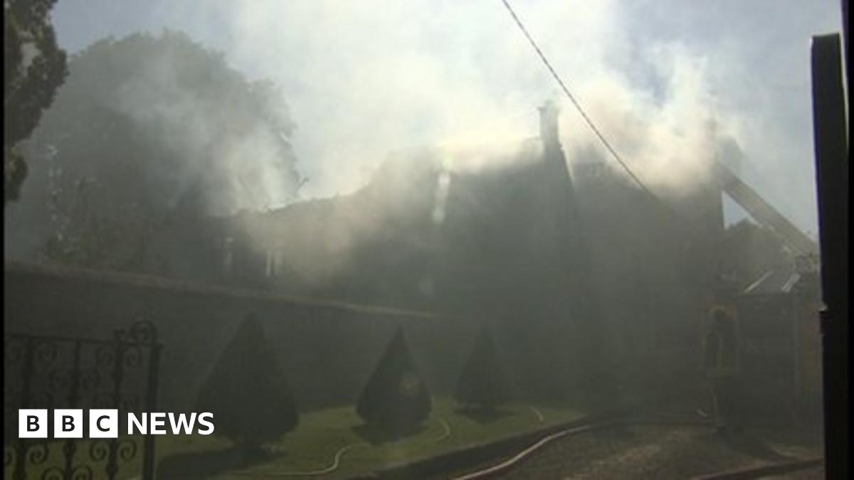 Luckington Manor fire was caused 'by mirror' - BBC News
