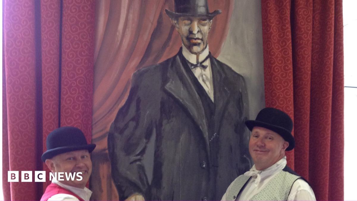Painting of 'English Giant' Frederick Kempster unveiled - BBC News