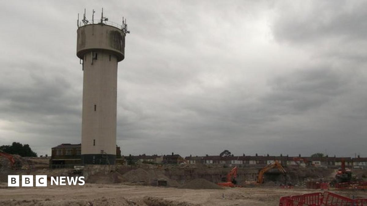 Sittingbourne's landmark water tower demolished - BBC News