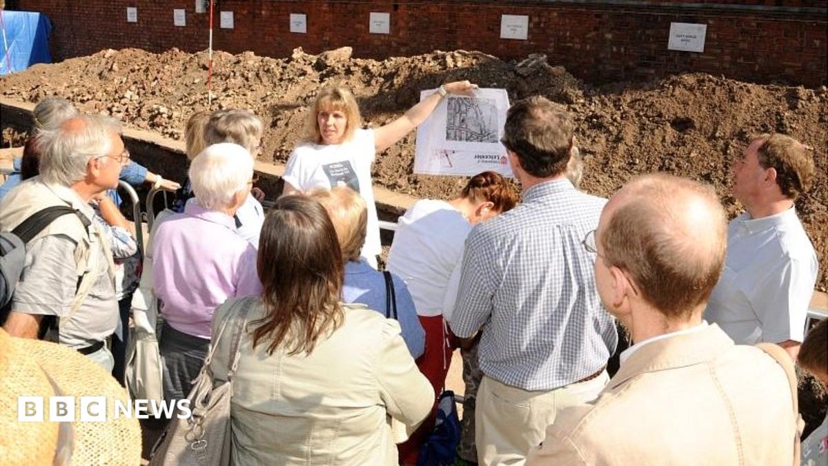Richard III dig: Archaeologists 'tantalisingly close' - BBC News