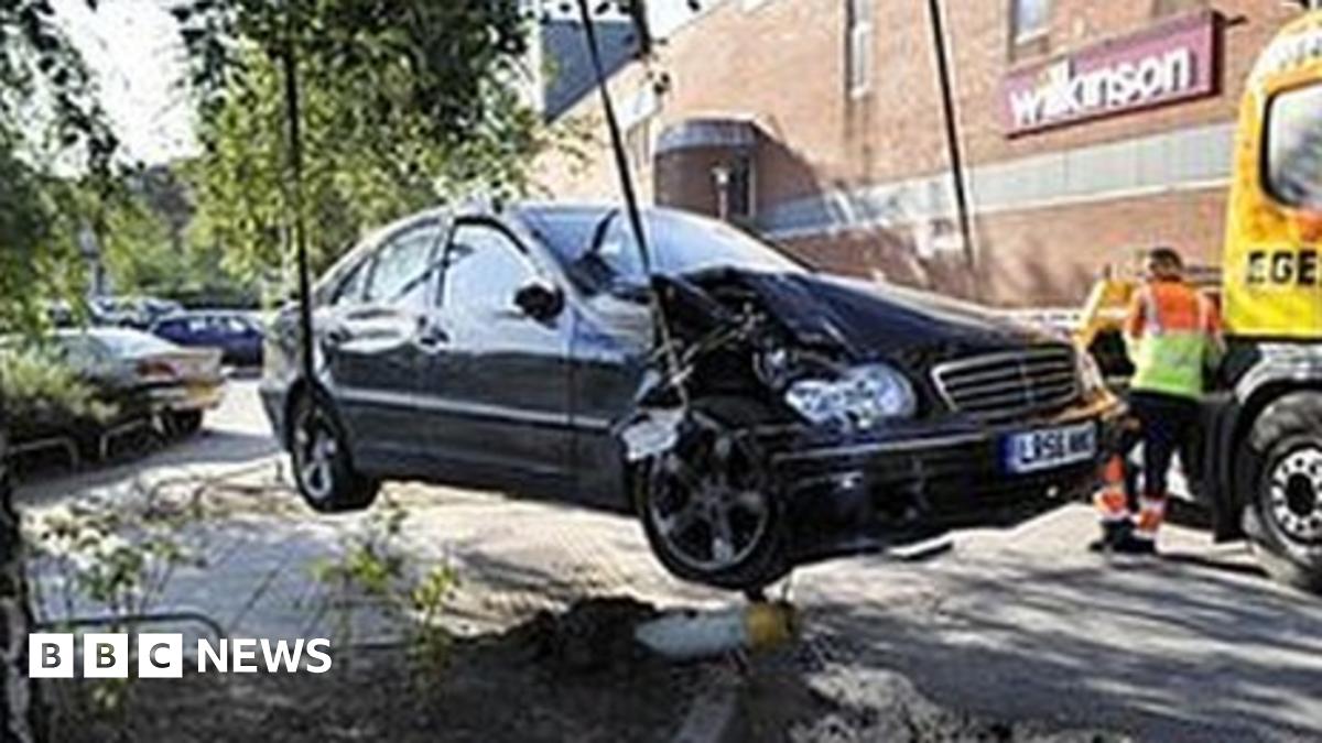 Sir Tony Baldry MP hits four cars while parking - BBC News