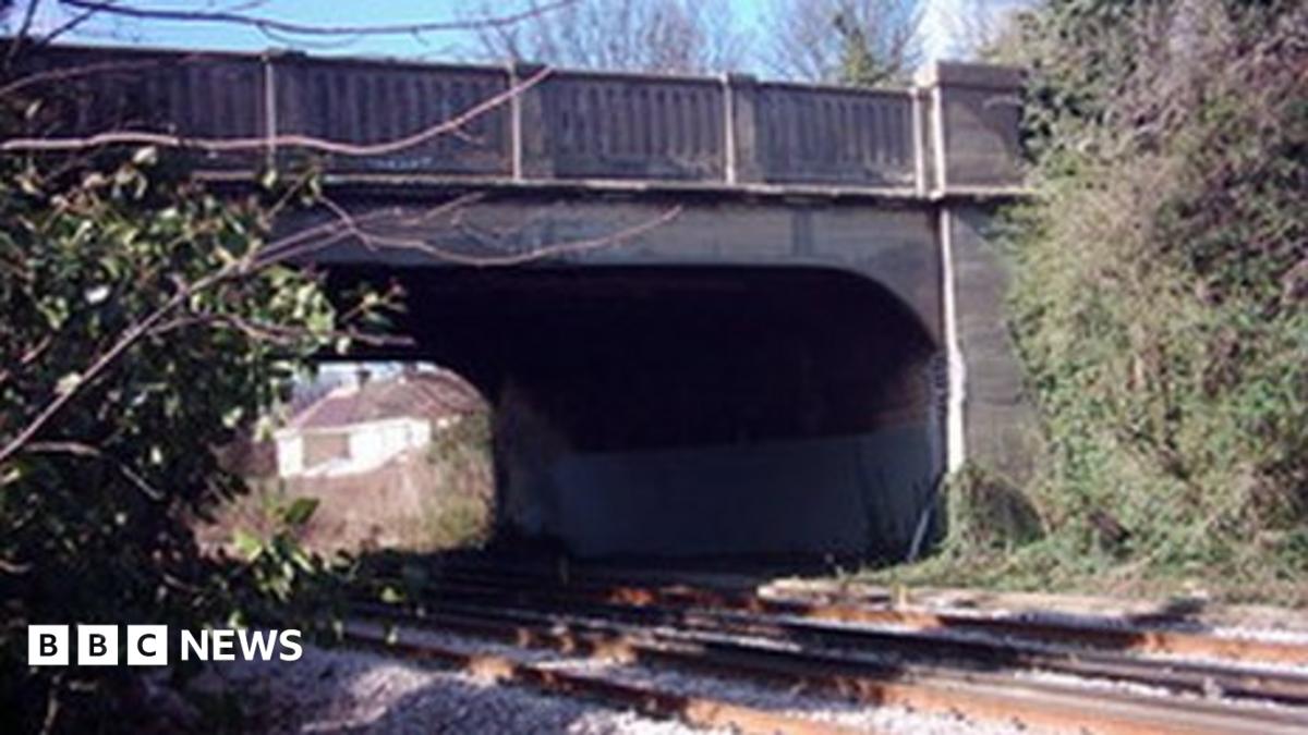 Portsmouth's Northern Road bridge reopens ahead of schedule - BBC News