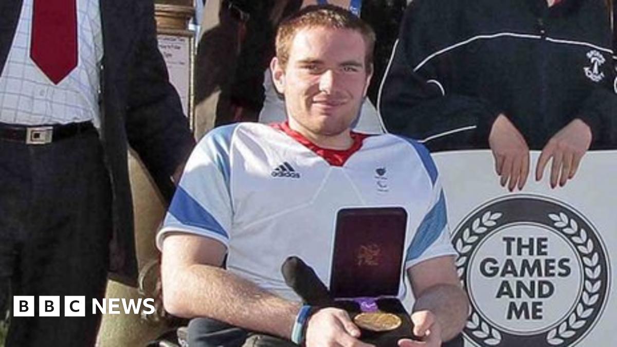 Mickey Bushell and Danielle Brown gold bus tribute - BBC News