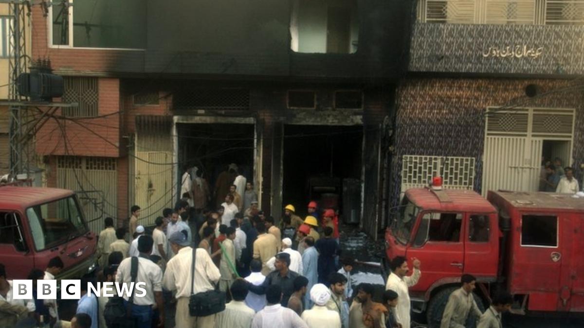 Pakistan: Lahore and Karachi fires kill 32 - BBC News