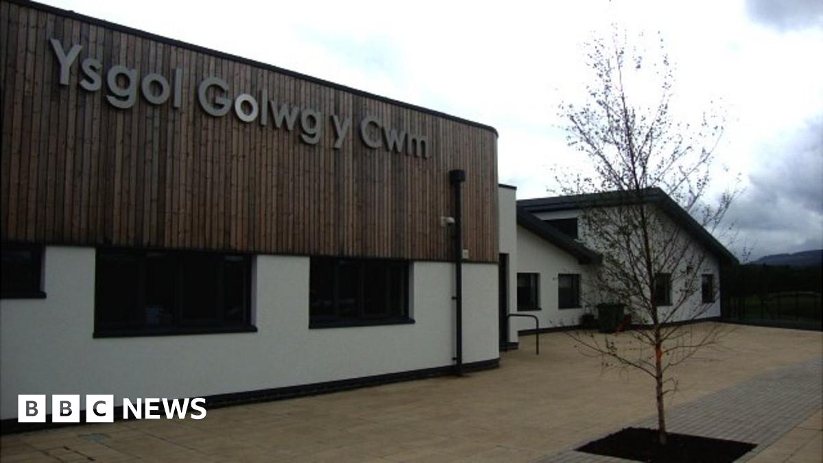 Three schools open in Powys as part of £37m shake-up - BBC News