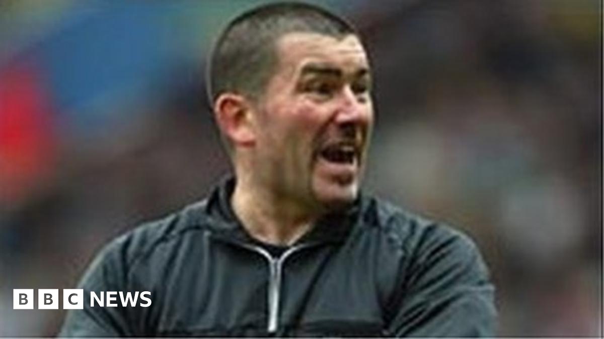 Ex-referee Jeff Winter probed over 'anti-Catholic posts' - BBC News