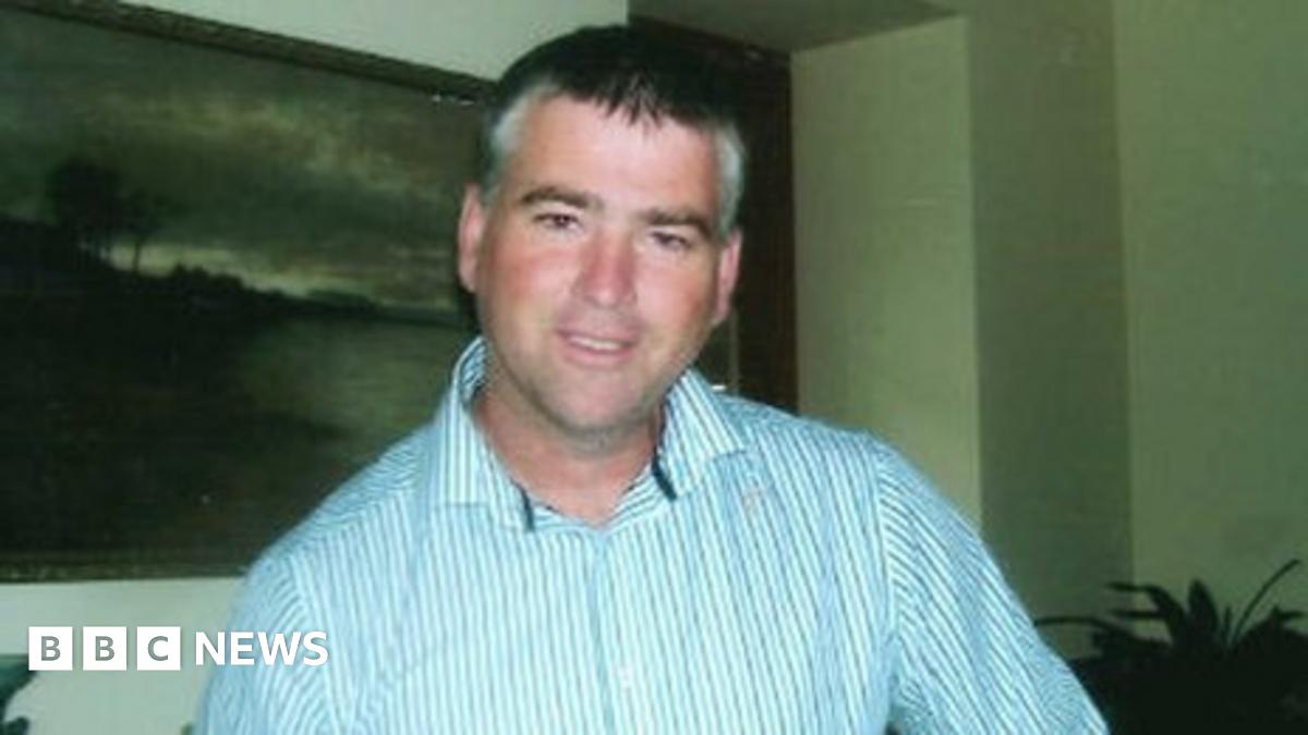 Bermuda officer killed in A34 crash near Drayton - BBC News