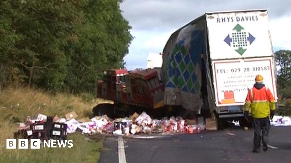 HGV driver killed in A1 crash in North Yorkshire - BBC News