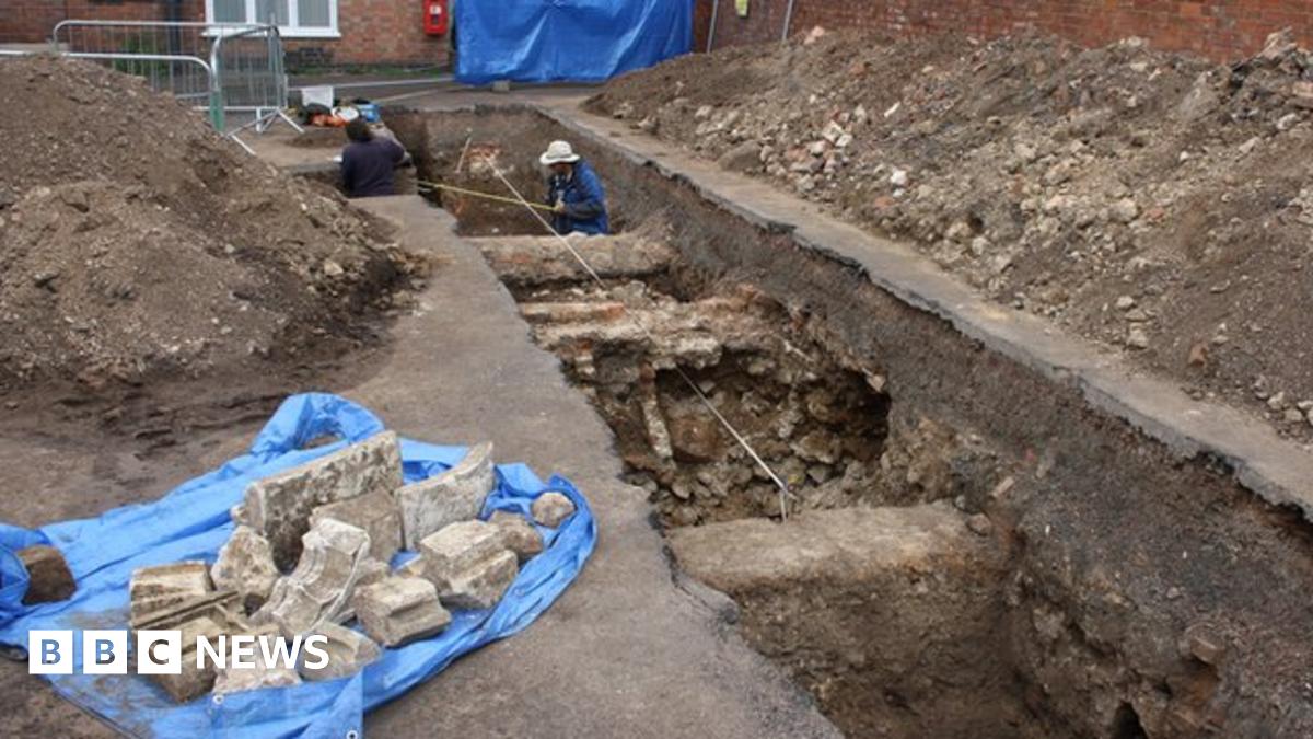 Richard III dig: 'Strong evidence' bones are lost king - BBC News