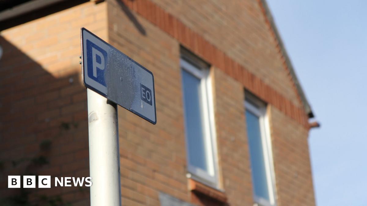 Oxford signs defaced by 'parking cheats' - BBC News