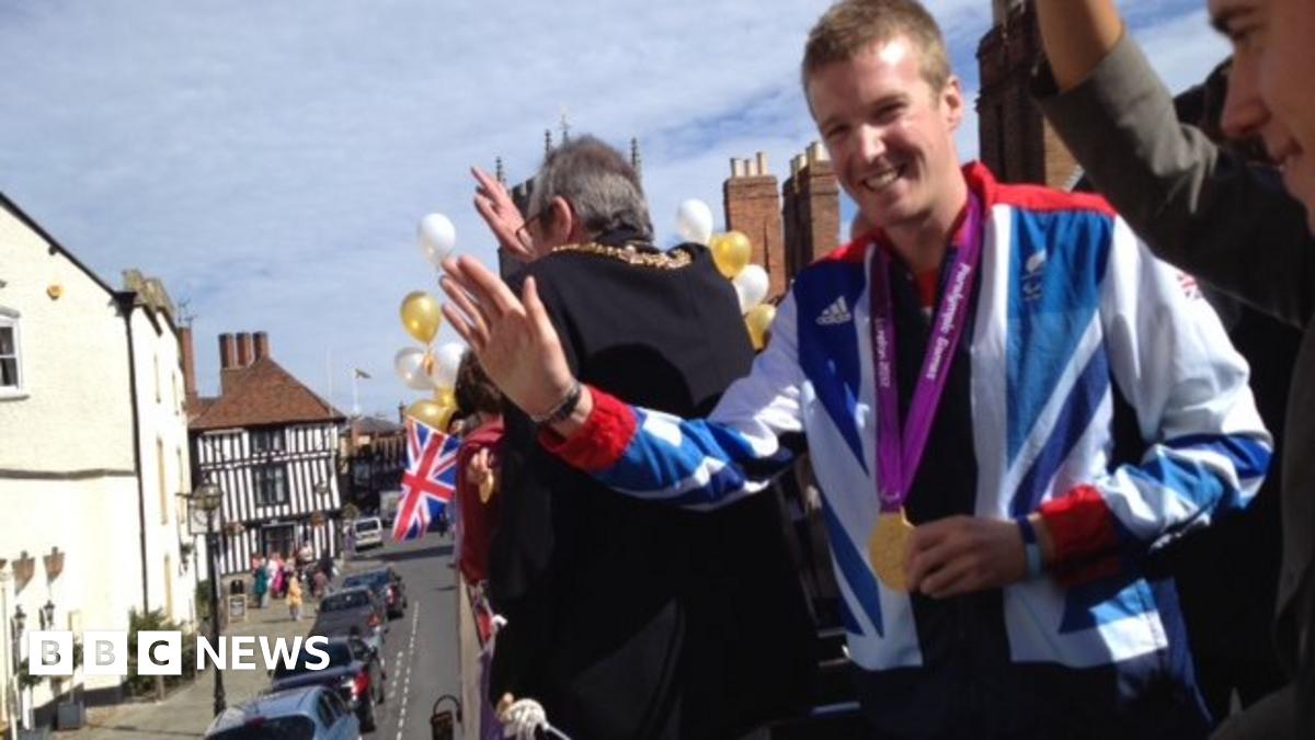James Roe: Stratford bus tour for Paralympic rower - BBC News