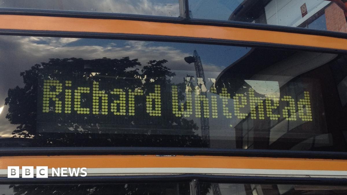 Paralympian Richard Whitehead tours in open-top bus - BBC News