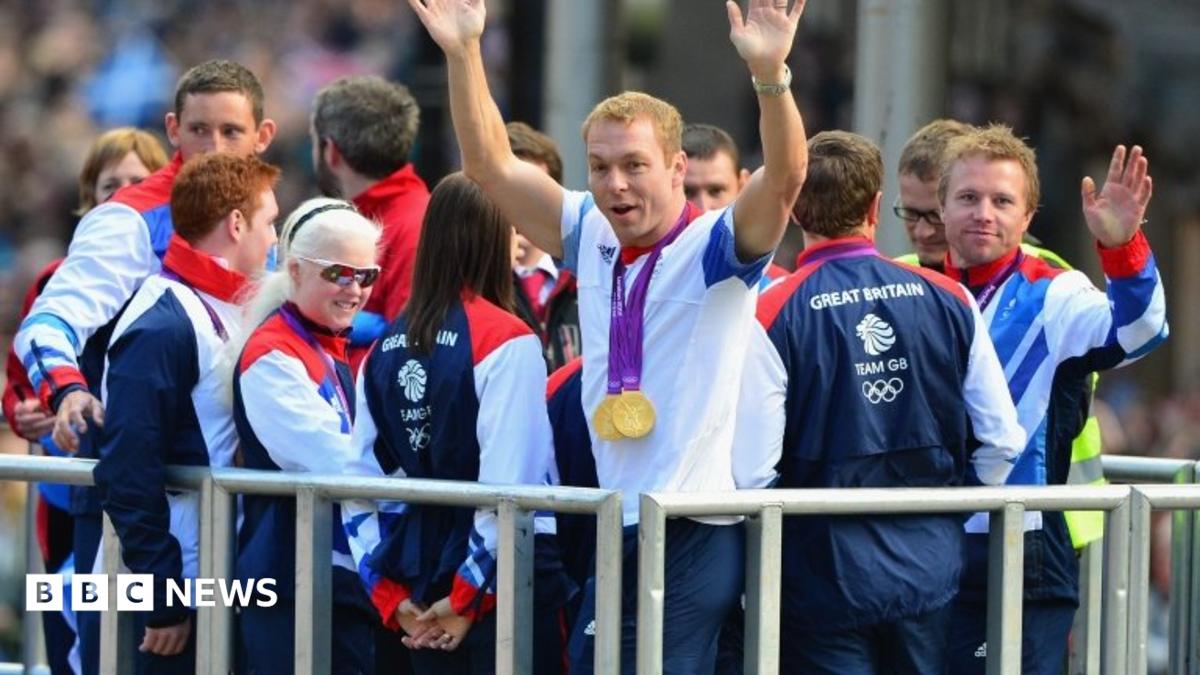 Scottish Olympic parade draws thousands in Glasgow - BBC News