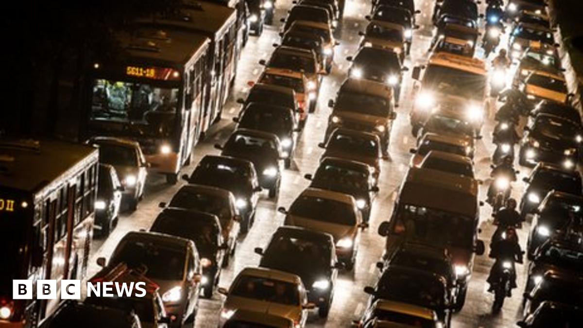 Brazil's struggle to cut deaths on chaotic roads - BBC News