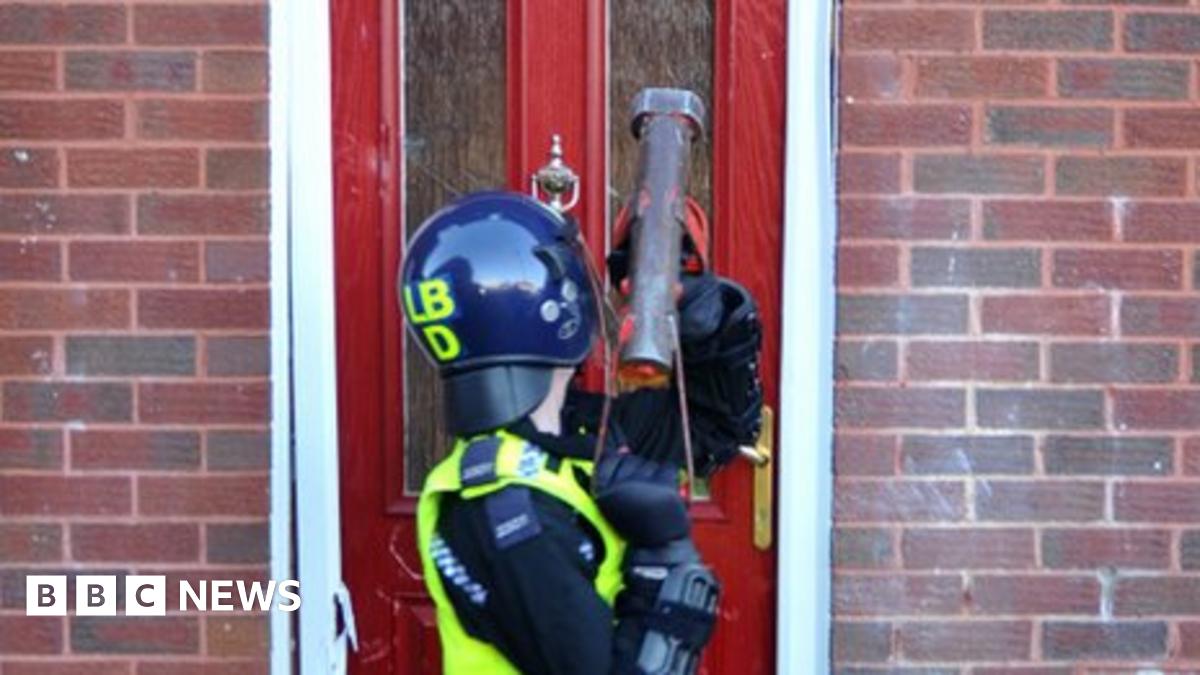 Arrests in Newcastle and North Tyneside drug raids - BBC News