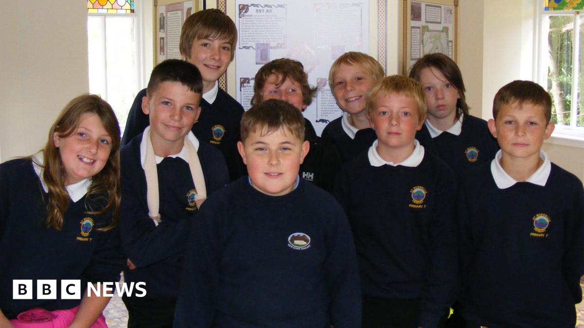 Old Melrose monastery site celebrated by school pupils - BBC News