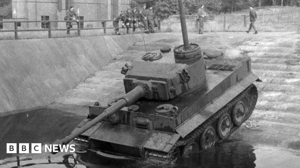 Bovington Tank Museum's Tiger tank reunited with plaque - BBC News